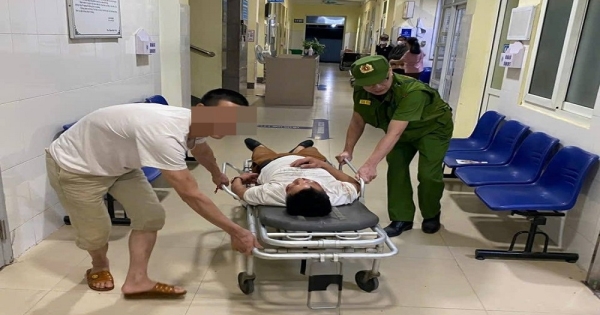 Lực lượng Cảnh sát 113 kịp thời đưa người dân bị thương đi cấp cứu trong đêm