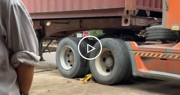 Thương tâm: Chạy theo người thân qua đường, bé 3 tuổi bị xe container tông tử vong