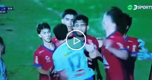 Cầu thủ "hóa võ sĩ" đấm cầu thủ đối phương bất tỉnh ngay trên sân