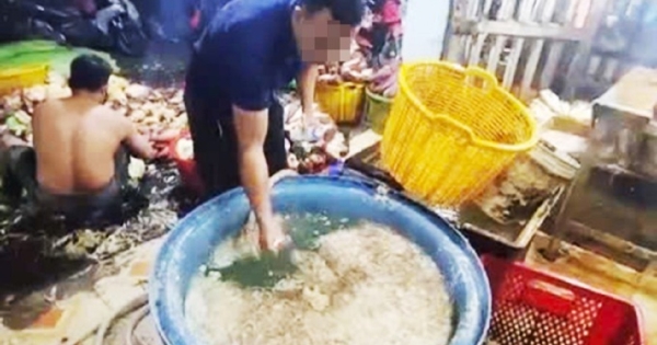 Rùng mình phát hiện 3 cơ sở ở TP.HCM dùng hóa chất "lạ" ngâm hoa chuối