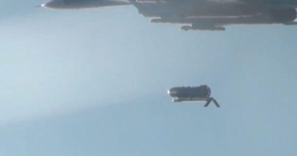 Cận cảnh cường kích Su-34 của Nga thả bom lượn FAB-3000