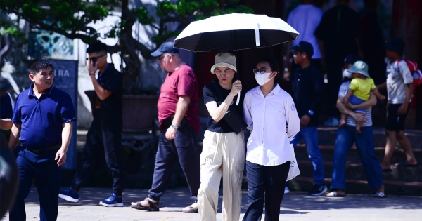 Tin tức dự báo thời tiết hôm nay (6/6): Miền Bắc nắng nóng ngày học sinh ở Hà Nội làm thủ tục dự ...