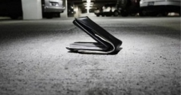 M?t ph? n? b? ph?t 7,5 tri?u ??ng do nh?t ???c v kh ng tr?