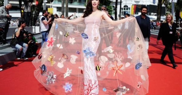 Bi h i chuy?n sao Vi?t "?i Cannes"!