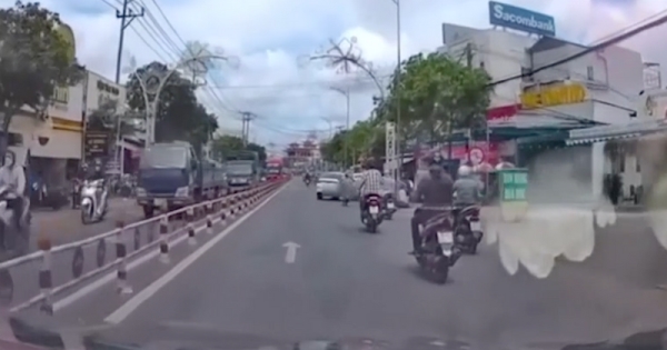 Clip: Ô tô con cố tình ép ngã xe máy, gây tai nạn liên hoàn rồi bỏ chạy
