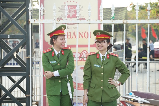 Chùm ảnh hotgirl bốc lửa 'nóng bừng' không khí sân Mỹ Đình trận Việt ...