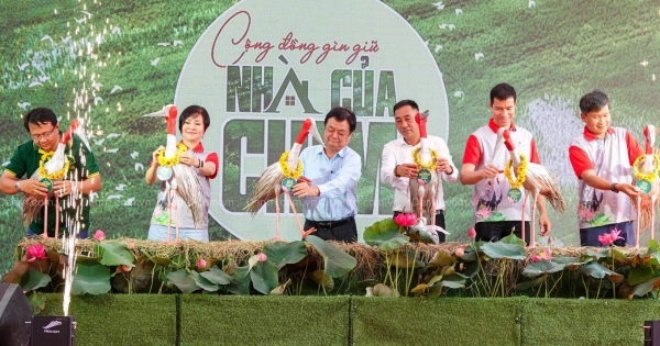 Vườn quốc gia Tràm Chim tiếp nhận 6 cá thể sếu đầu đỏ từ Thái Lan
