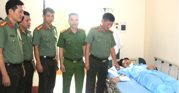 Diễn biến mới vụ người đàn ông đâm em dâu, cố thủ trong nhà dọa tự sát ...
