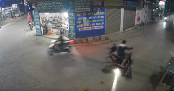 Clip: Xe máy đang lao vun vút như tên bắn bất ngờ phanh gấp, cuốn phăng ...