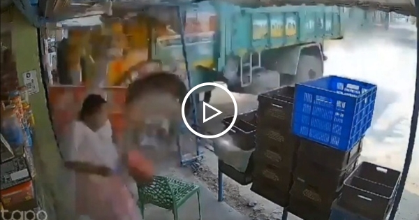 Clip: Xe tải "điên" lao vào cửa hàng, một người tử vong thương tâm
