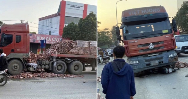 Nhóm thanh thiếu niên điều khiển xe máy "kẹp 3" chạy lấn làn, lao vào ...