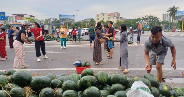 Clip: Dưa hấu văng khắp đường sau tai nạn giao thông, người dân "giải ...