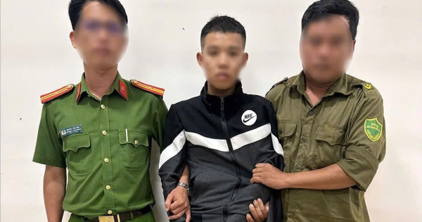 Tạm giữ đối tượng ném "bom xăng", dùng kiếm tấn công cha ruột và công an
