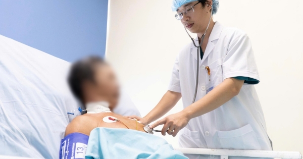 Người đàn ông bị cả đàn ông vò vẽ lao vào đốt, phải nhập viện, lọc máu ...