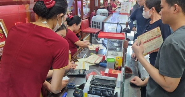 Giá vàng liên tục “nhảy múa" thất thường, có tiền cũng khó mua được