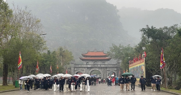 Ninh Bình: Du khách chiêm bái đền thờ Vua Đinh, Vua Lê tại cố đô Hoa Lư ...