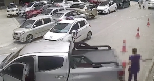 Clip: Khoảnh khắc xe bán tải bất ngờ lùi, tông trúng một phụ nữ đi bộ ...