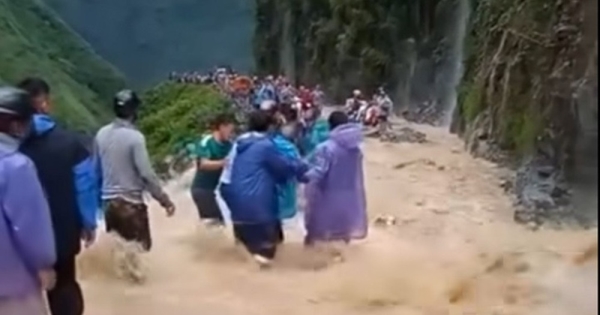 Mưa lớn khiến đất đá tràn xuống đèo Mã Pì Lèng, nhiều hộ dân phải sơ tán