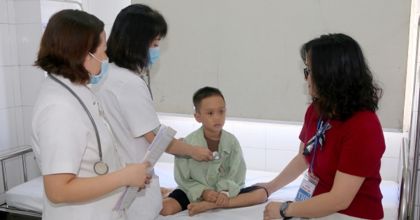 Bé trai 6 tuổi tím tái, lịm người sau khi ăn phô mai, nguyên nhân gây ...