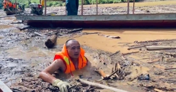 Tin thời sự mới ngày 30/7: Công an Điện Biên bơi giữa dòng củi tìm ...