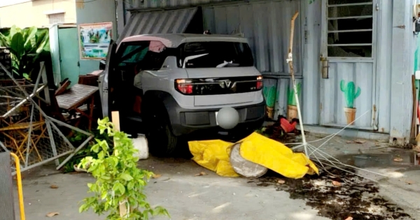 Hiện trường vụ ô tô điện bất ngờ tông 2 xe máy, lao vào quán cà phê bên ...