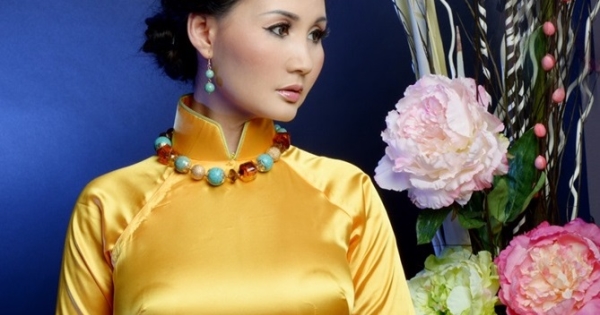 Hoa Hậu Sonya Sương Đặng quý phái trong áo dài vàng quyền quý