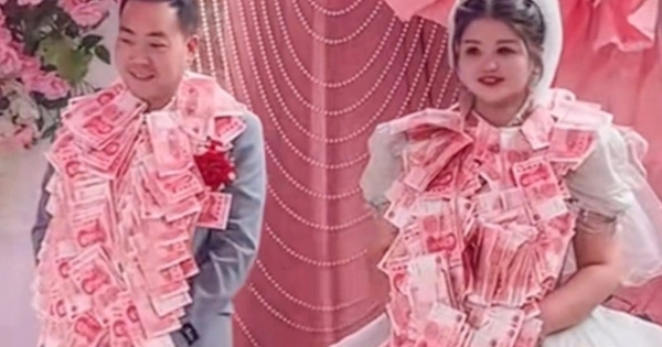 8 chị gái "chơi lớn", tặng em trai, em dâu vòng cổ tiền mặt nặng trĩu