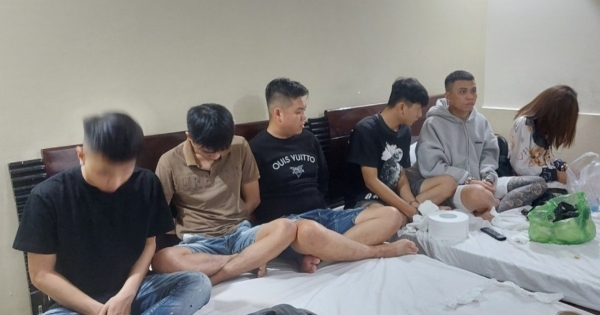 Kiểm tra khách sạn, bắt quả tang 6 nam, nữ thanh niên đang “bay lắc”