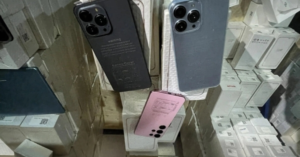 Phát hiện kho hàng iPhone nhập lậu qua theo dõi kênh bán hàng TikTok Shop