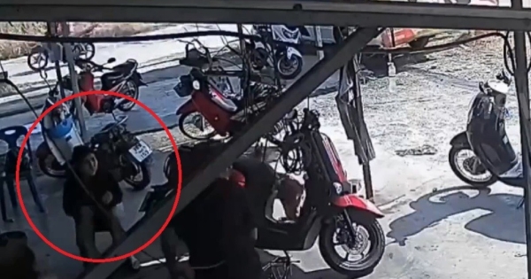 Clip: Xe tải đâm sập tiệm sửa xe, người phụ nữ thoát chết trong gang tấc