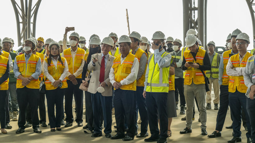 Đại sứ Việt Nam Nguyễn Huy Tăng và ông Oknha Pung Kheav Se khảo sát Dự án Sân bay Quốc tế Techo