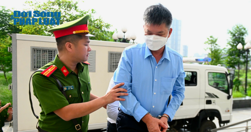 Cận cảnh dẫn giải các bị cáo đến phiên tòa xét xử vụ án xảy ra tại Tập đoàn Phúc Sơn