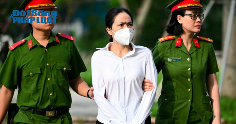 Cận cảnh dẫn giải các bị cáo đến phiên tòa xét xử vụ án xảy ra tại Tập đoàn Phúc Sơn