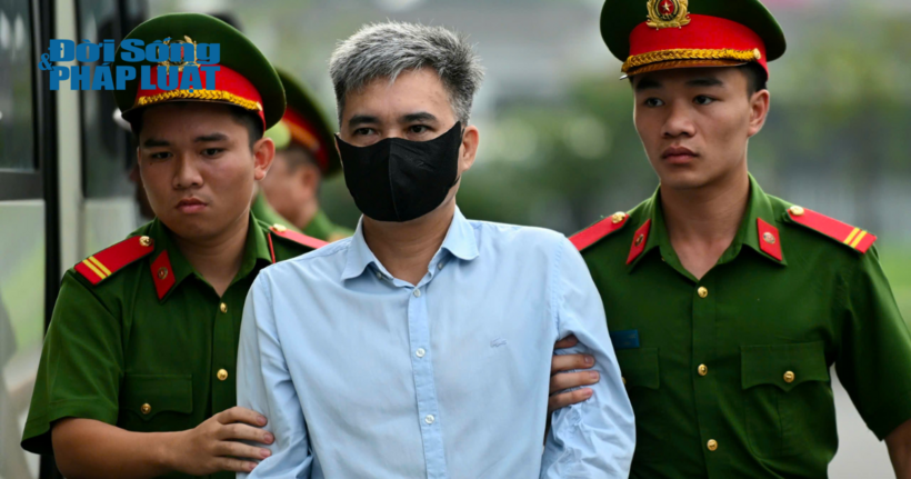 Cận cảnh dẫn giải các bị cáo đến phiên tòa xét xử vụ án xảy ra tại Tập đoàn Phúc Sơn