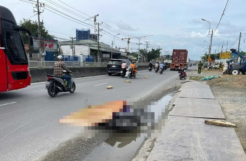 Tin tức tai nạn giao thông mới nhất ngày 26/9: Xe ô tô lật ngửa, biến dạng sau va chạm với xe máy