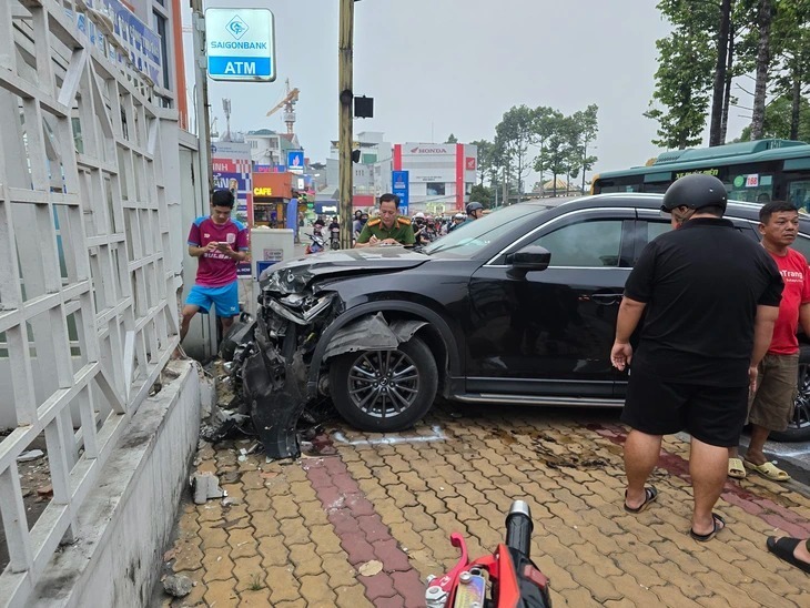Hiện trường ô tô lao nhanh tông loạt xe máy đang chờ đèn đỏ ngay giao ...