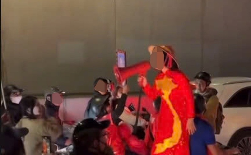 Cơ quan chức năng xác minh clip người phụ nữ "đi bão" hô hào đám đông ...