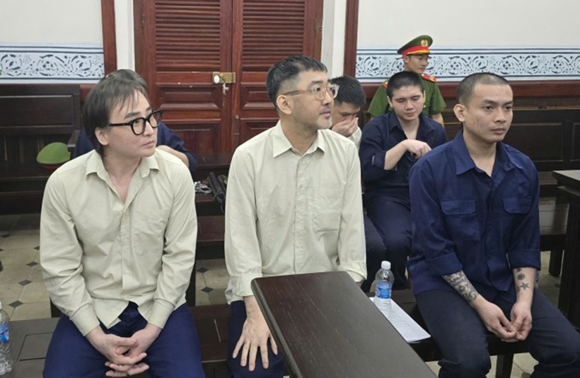 Chiếc vòng tay màu đỏ của nữ tiếp viên hé lộ "bí mật" của ông chủ người ...