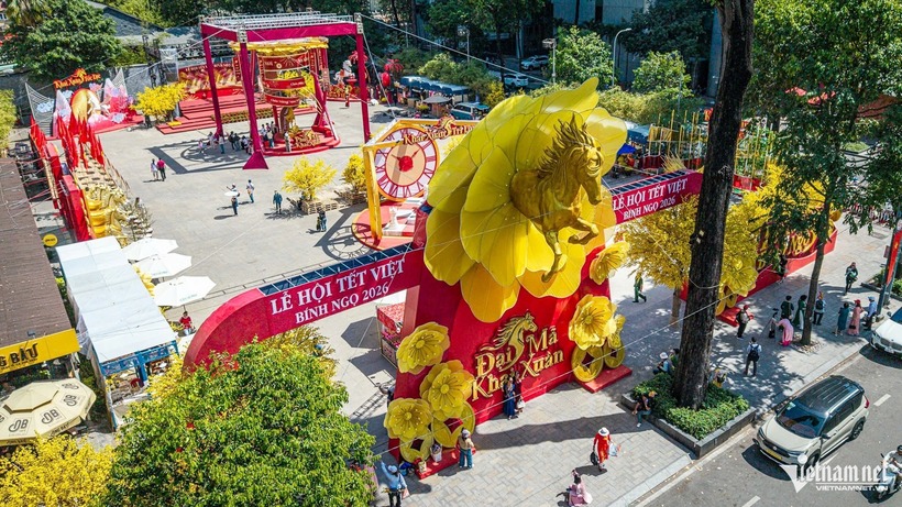 Chiêm ngưỡng linh vật ngựa "bay" ra từ hoa mai đang gây sốt tại trung ...